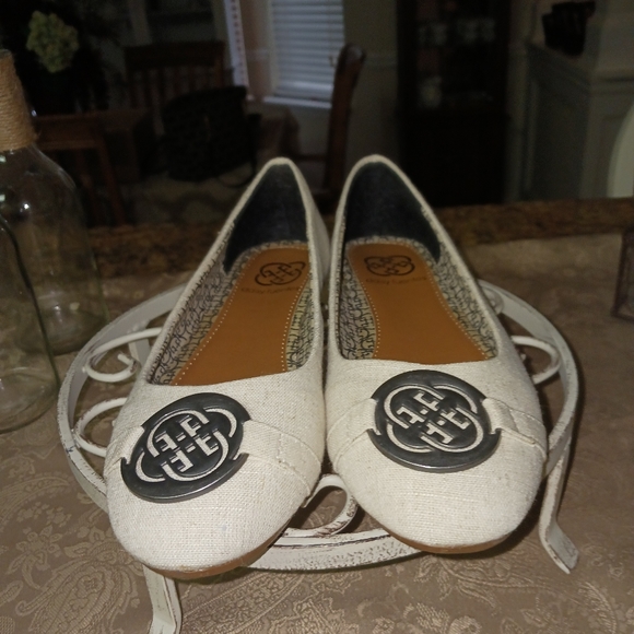 Daisy Fuentes | Shoes | Daisy Fuentes Cream Colored Flats Size 7 Like ...